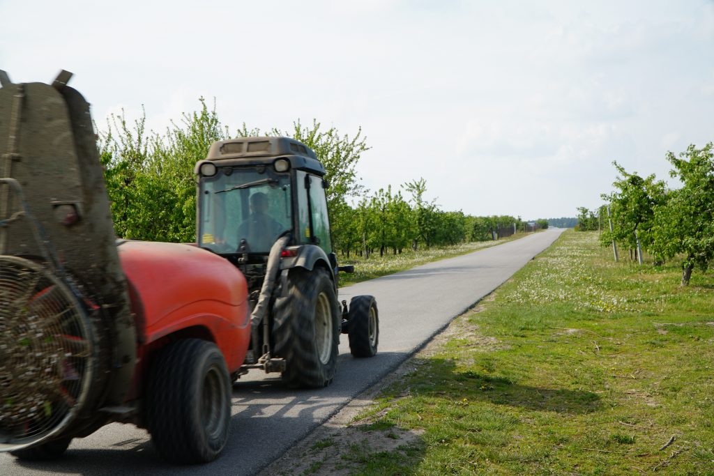 7 obowiązków dotyczących Środków Ochrony Roślin - PIORiN - Kobieta w sadzie
