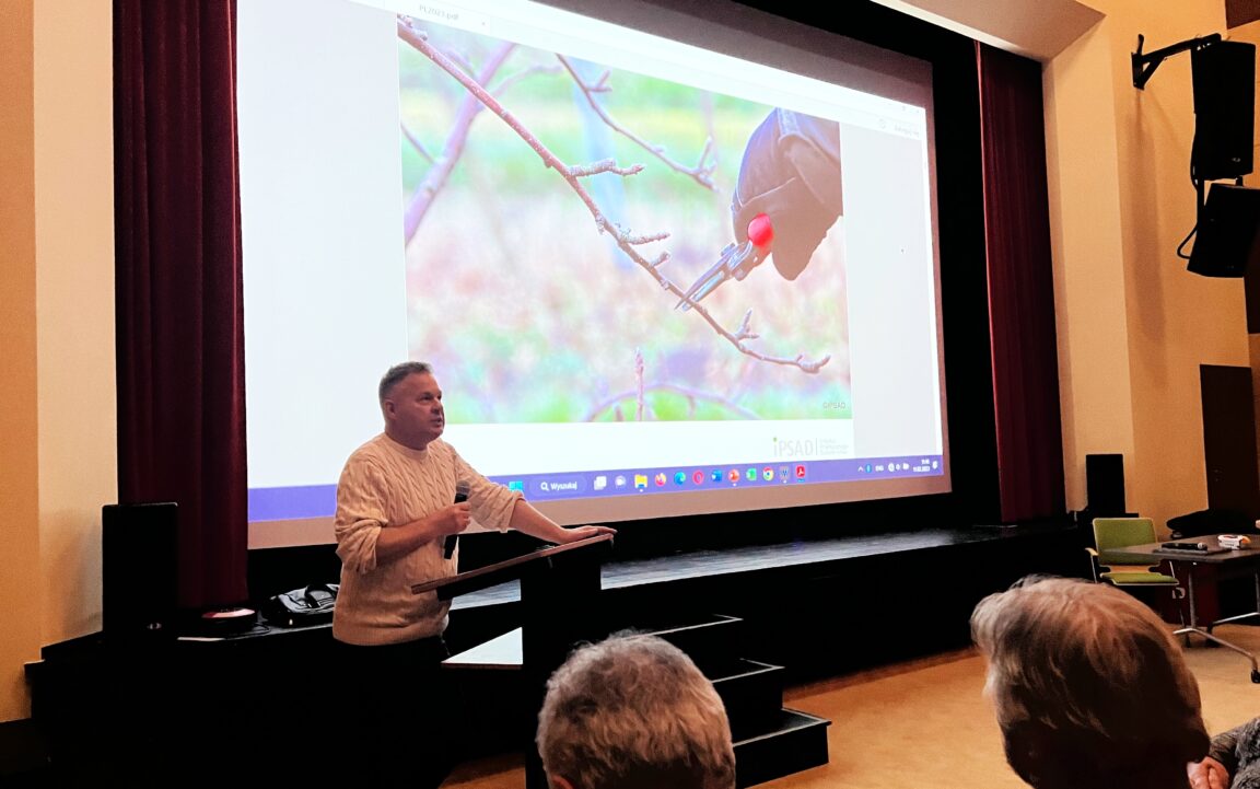 Nie bójcie się ciąć w starym drewnie - Robert Sas, IPSAD - Kobieta w sadzie